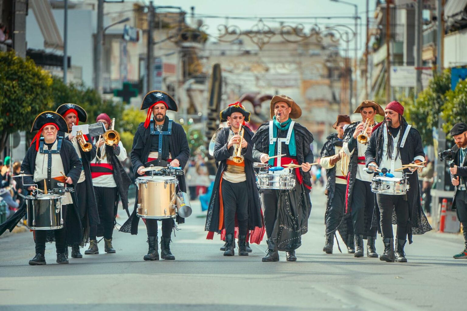 Η αναβίωση του καρναβαλιού γέμισε με χαρά και αποκριάτικο χρώμα τους ...